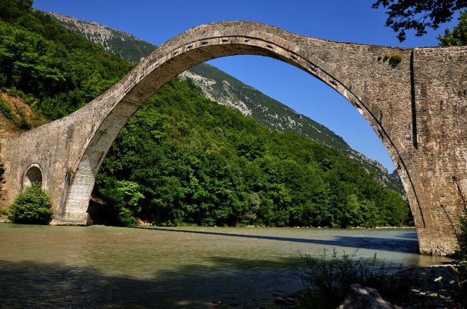 Ένας γέρικος πλάτανος γκρέμισε το γεφύρι της Πλάκας – Pronews.gr