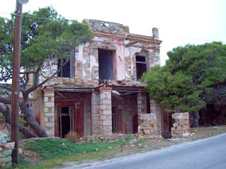 Το κόκκινο στοιχειωμένο σπίτι της Σύρου και η ιστορία του – Pronews.gr