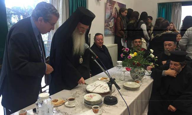 Ο Μητροπολίτης Μεσογαίας και Λαυρεωτικής Νικόλαος κοντά στα άτομα με ...