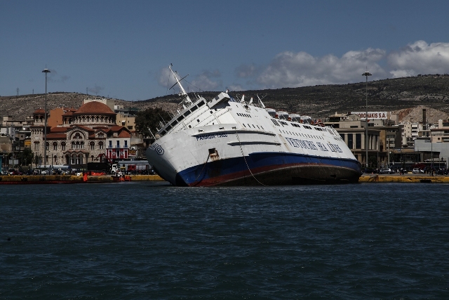 Η ιστορία του πλοίου «Παναγία Τήνου» που «βυθίστηκε» στο λιμάνι [φωτό ...