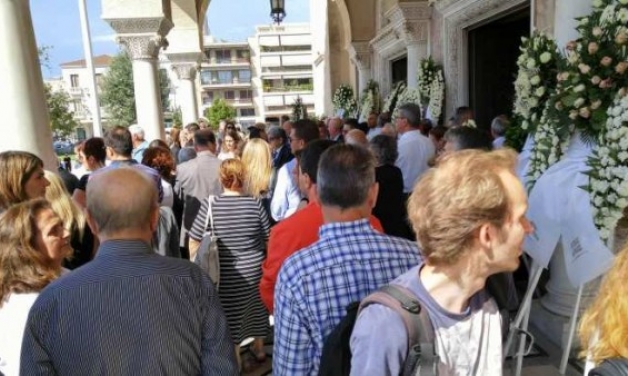 Πλήθος κόσμου στην κηδεία της κόρης του Νίκου Νικολόπουλου [φωτό ...