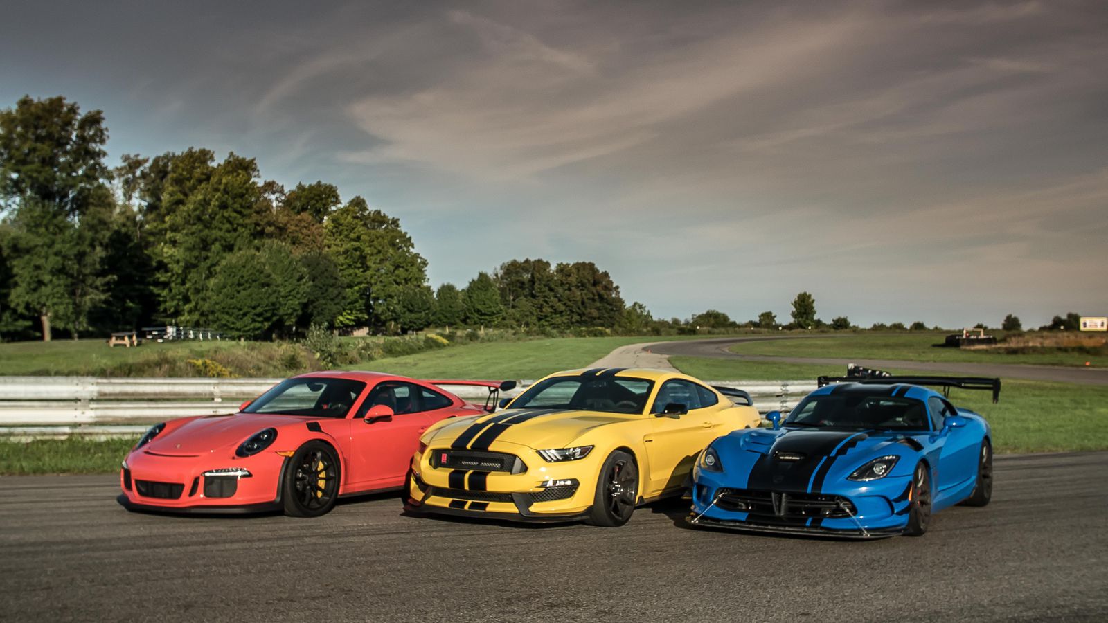 Βίντεο: Ford Mustang GT350R και Dodge Viper ACR εναντίον Porsche 911 ...