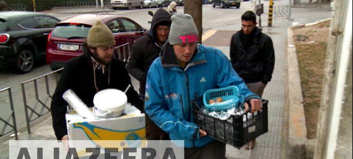 Πρόσφυγες μοιράζουν φαγητό σε άπορες οικογένειες στη Θεσσαλονίκη ...