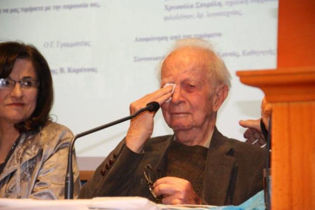 «Έφυγε» σε ηλικία 92 ετών ο φιλόλογος και ποιητής Τάκης Καρβέλης ...
