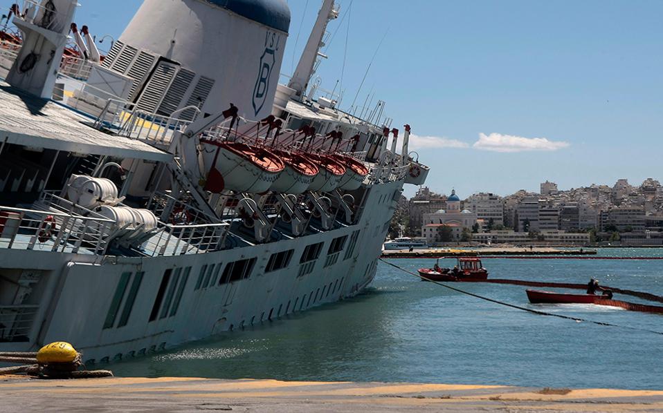 Πειραιάς: Ξεκίνησαν οι εργασίες ανέλκυσης του πλοίου «Παναγία Τήνου ...