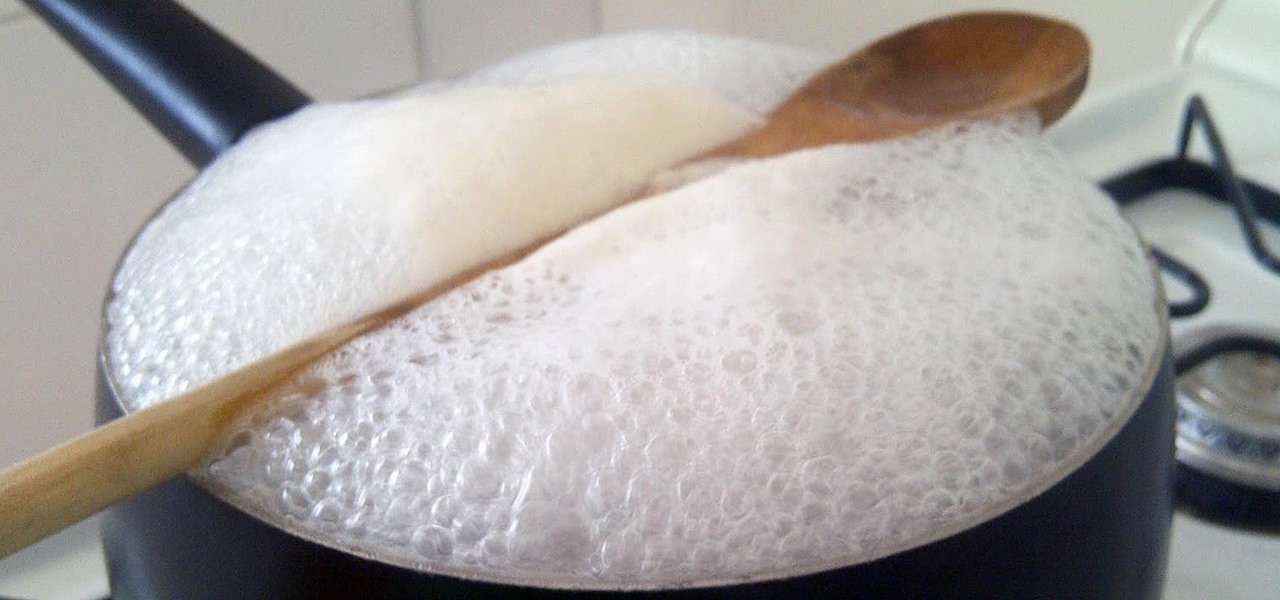 Δείτε γιατί έβαλε μια ξύλινη κουτάλα πάνω απ’ την κατσαρόλα με τα ...