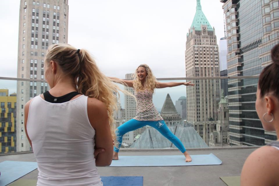 ΗΠΑ: Δασκάλα γιόγκα στην Νέα Υόρκη απολύθηκε γιατί ήταν πολύ … όμορφη ...