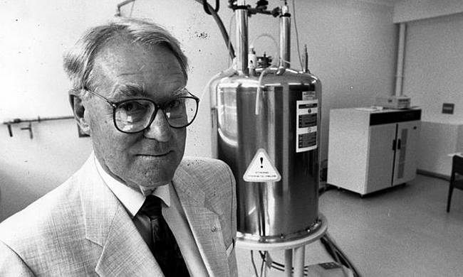 Ποιος είναι ο Sir John Cornforth που τιμά η Google με doodle; (φωτό ...