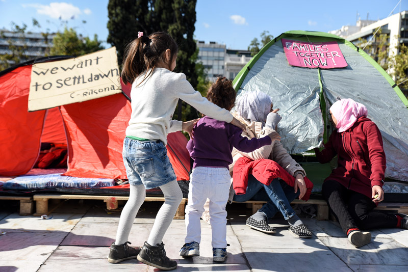 «Απόβαση» προσφύγων στο Σύνταγμα – Απεργία πείνας για επανασύνδεση με ...
