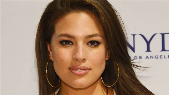 Η Ashley Graham ποζάρει topless στην πισίνα για τους φίλους της (φωτό ...
