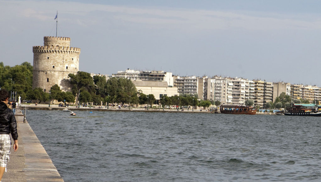 Και όμως υπάρχουν ακόμα ήρωες: Νεαρός βούτηξε στον Θερμαϊκό για να ...