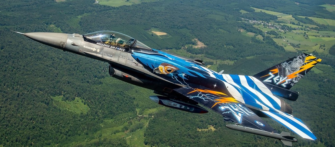 Το ακροβατικό F-16 ΖΕΥΣ της Πολεμικης Αεροποριας σε ελιγμούς επίδειξης ...