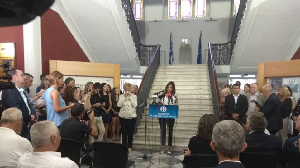 Με το «ζήτω η Μακεδονία» της Κόλλια Τζαρουχά ολοκληρώθηκε η αλλαγή ...
