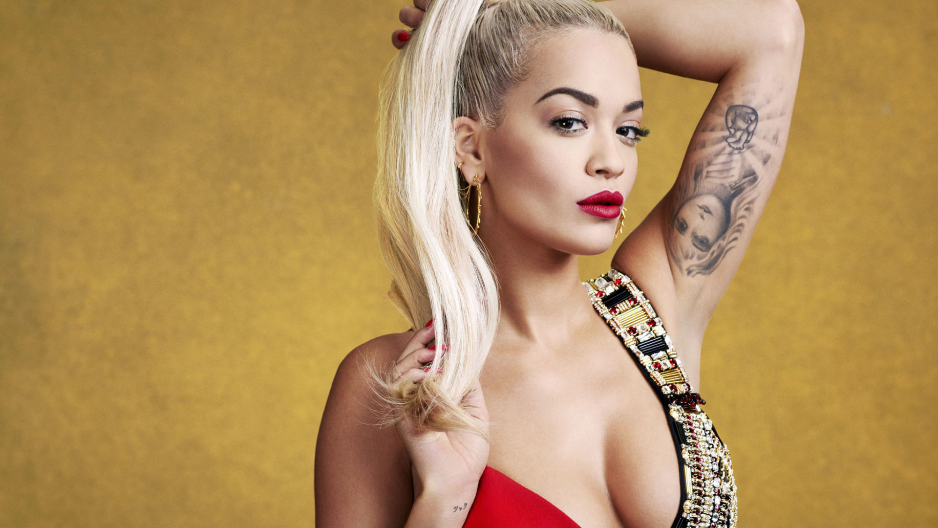 Rita Ora Φωτογραφίζεται Topless και βάζει φωτιά στο Instagram 7597