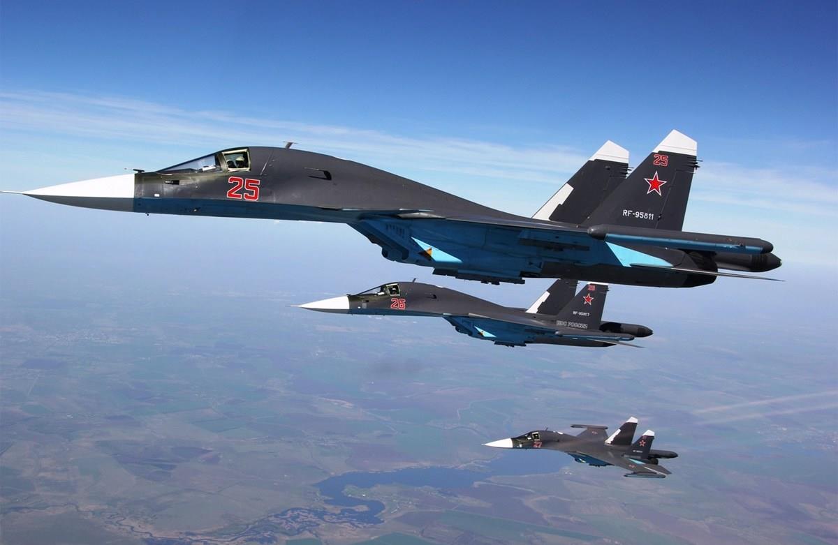 Βίντεο: Su-24 και Su-34 κονιορτοποιούν θέσεις της οργάνωσης HTS στην ...