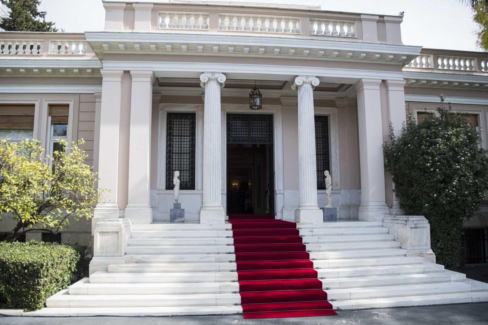 Μέγαρο Μαξίμου: «Τι είναι πιο γελοίο; Ο τυχαίος καφές της κας Σπυράκη ή ...
