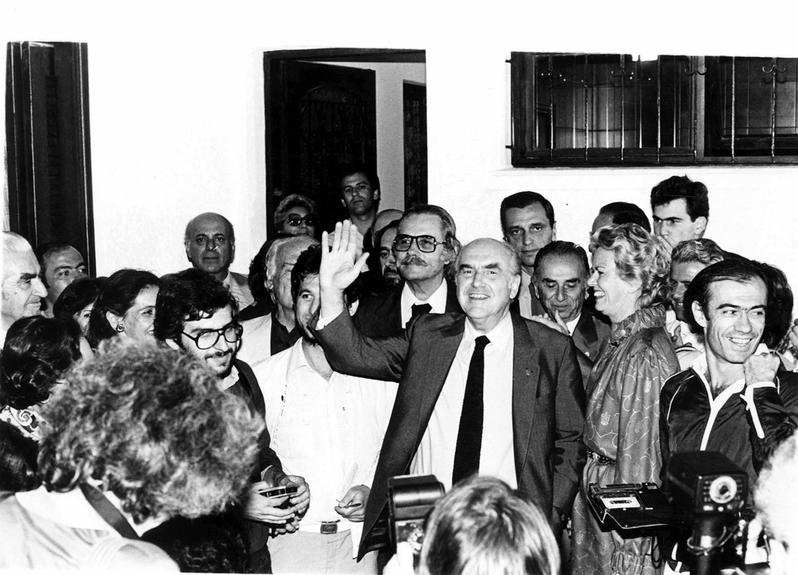 Σαν σήμερα το 1981: Το ΠΑΣΟΚ στην κυβέρνηση ο λαός στην εξουσία (φωτο ...