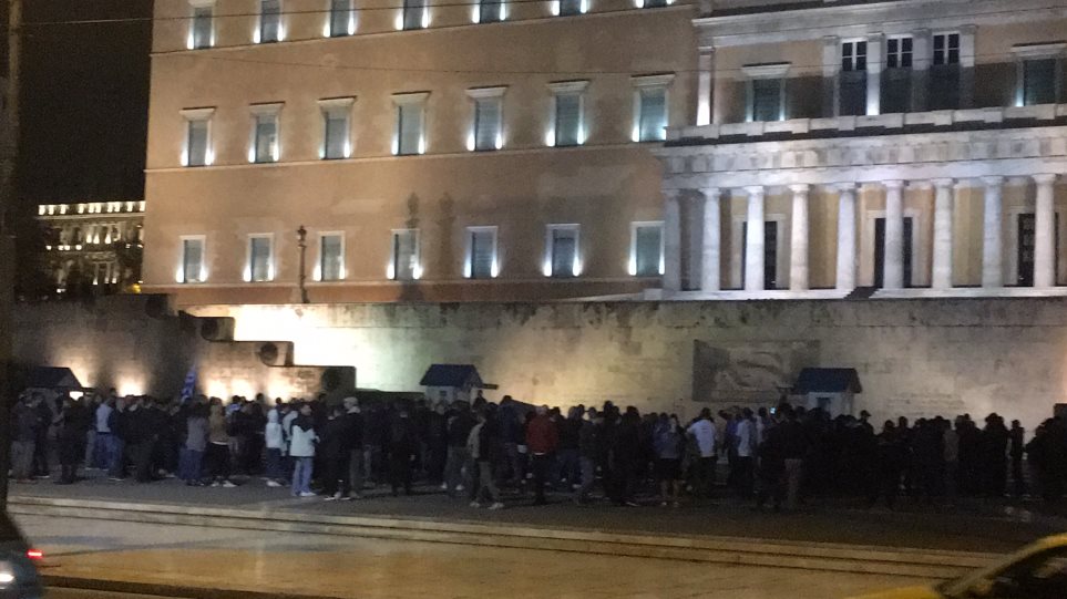 Σύνταγμα: Συγκέντρωση διαμαρτυρίας για τον Κ.Κατσίφα με σημαίες της ...