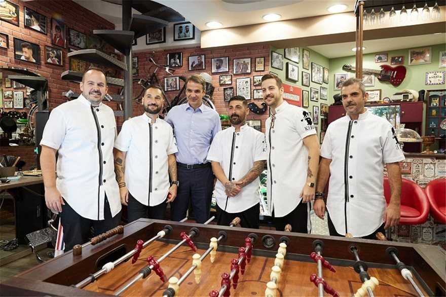 Η χαλαρή βόλτα του Μητσοτάκη στο Μοσχάτο: Ο καφές, το ποδοσφαιράκι, οι ...