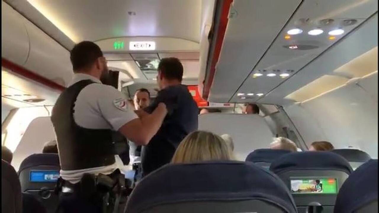 Εφιαλτική πτήση της Easy Jet: «Σκοτώθηκαν» με όλους μέσα στο αεροπλάνο ...