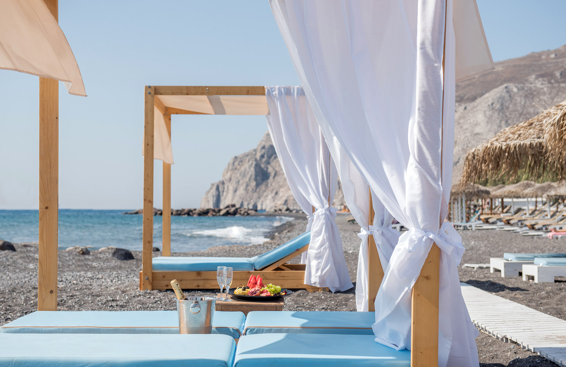 «Οχυρώνονται» τα beach bar στην Σαντορίνη – Ειδικά προστατευτικά ...