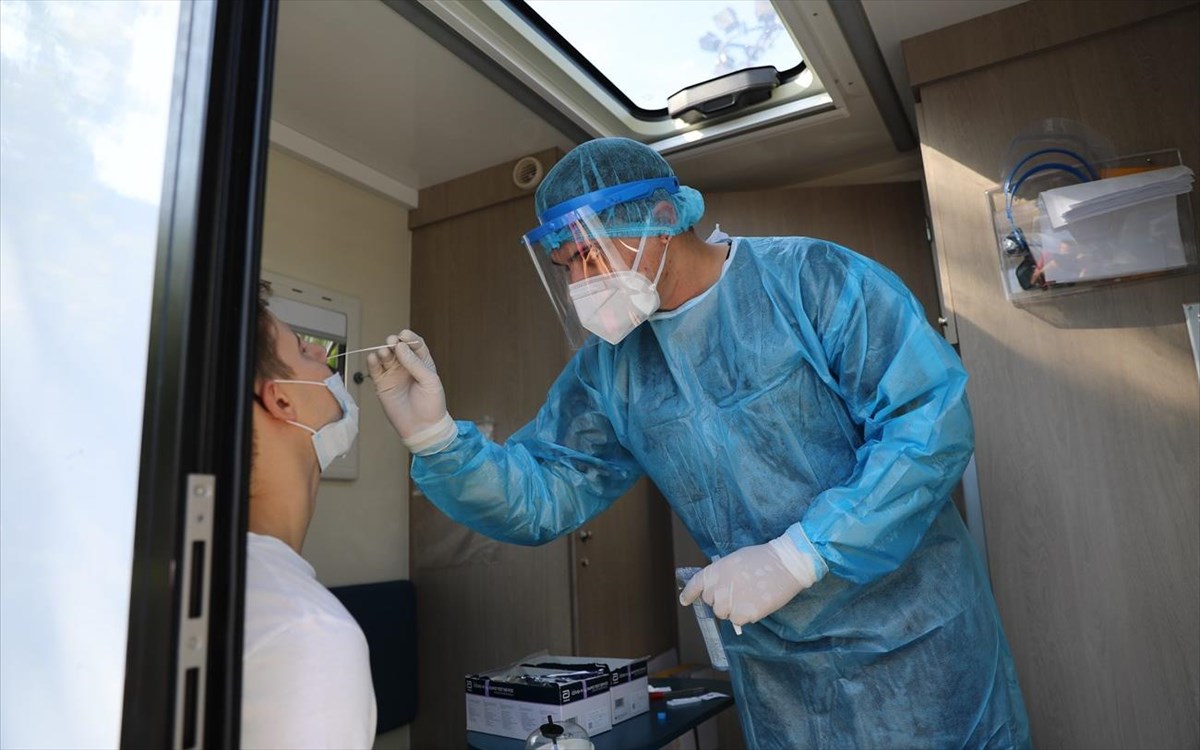 Δωρεάν rapid test στο Σύνταγμα παρουσία του Β.Κικίλια και του Π ...