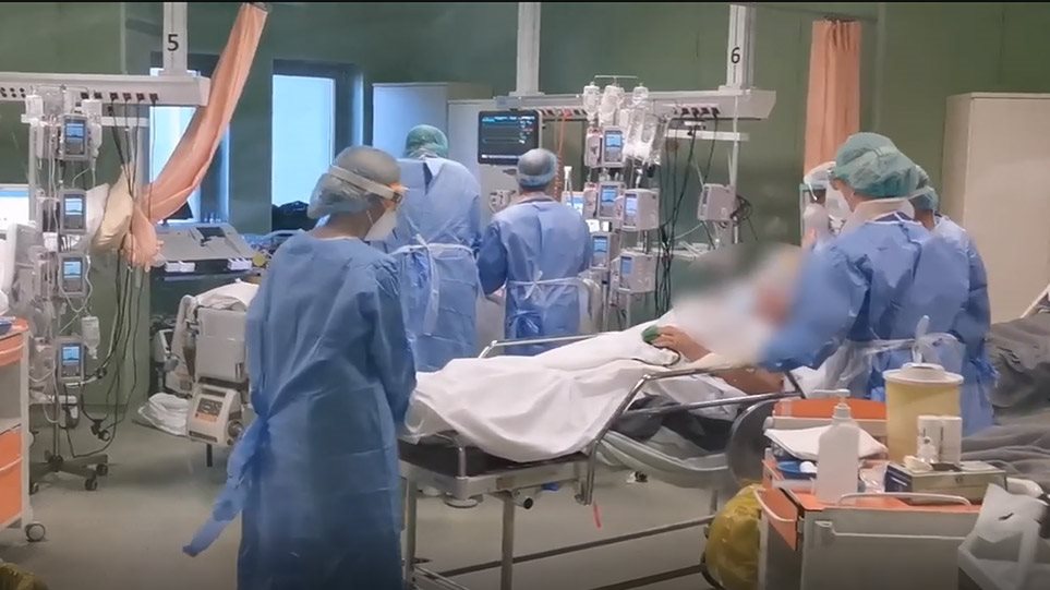 Ιωάννινα: Η στιγμή που 68χρονος με υποκείμενα νοσήματα βγαίνει από την ...