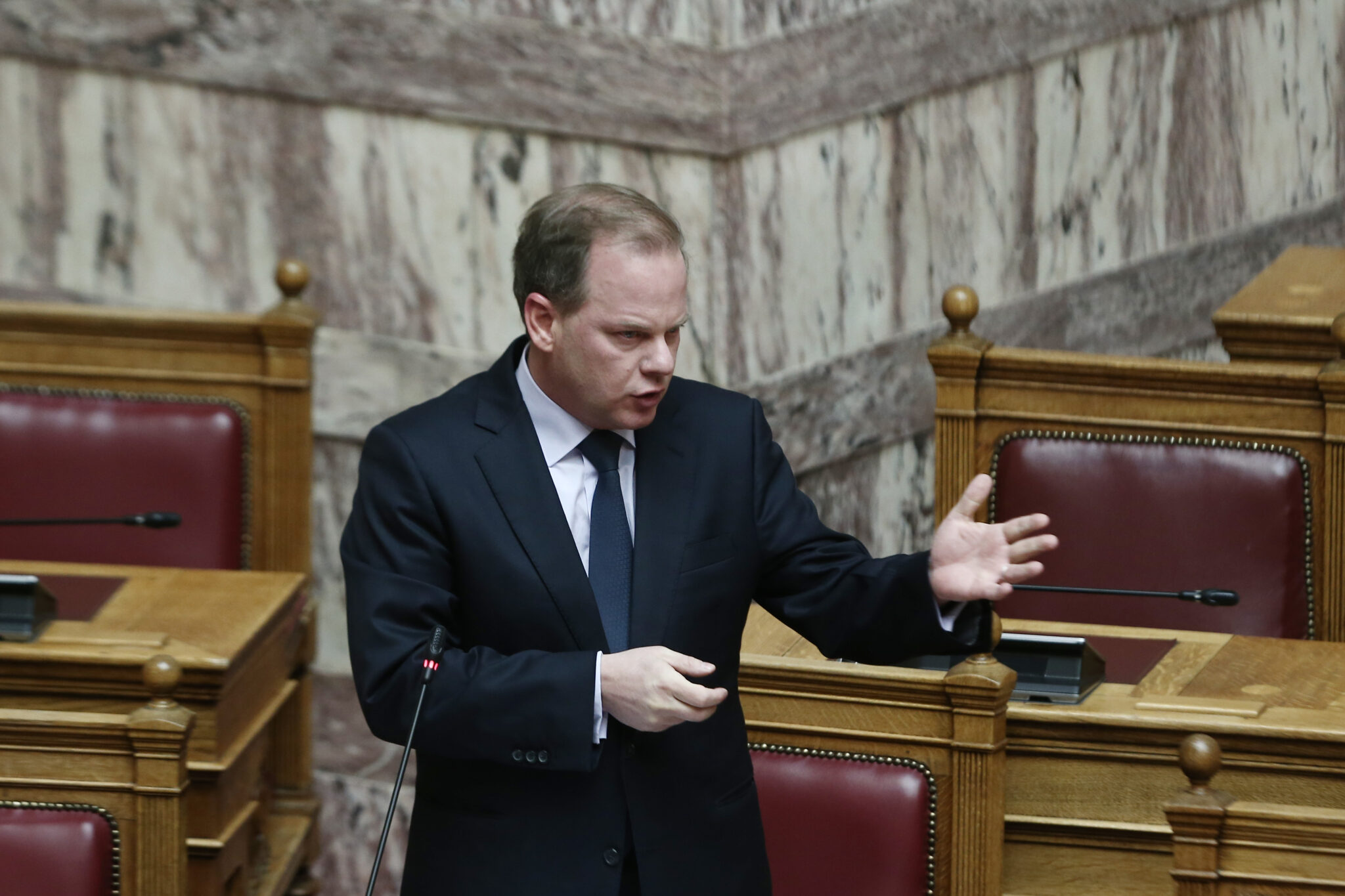 Ο υπουργός Υποδομών και Μεταφορών Κώστας Καραμανλής καλύπτει και ...