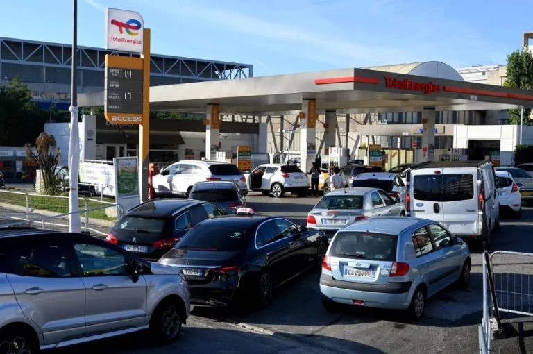 Οι Γάλλοι σπεύδουν στο Βέλγιο για βενζίνη εξαιτίας της απεργίας στα ...