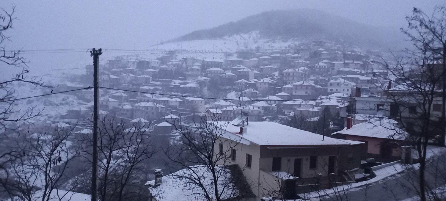 «Μαγικές» εικόνες από τα πρώτα χιόνια στη Βόρεια Ελλάδα: Στα λευκά ...