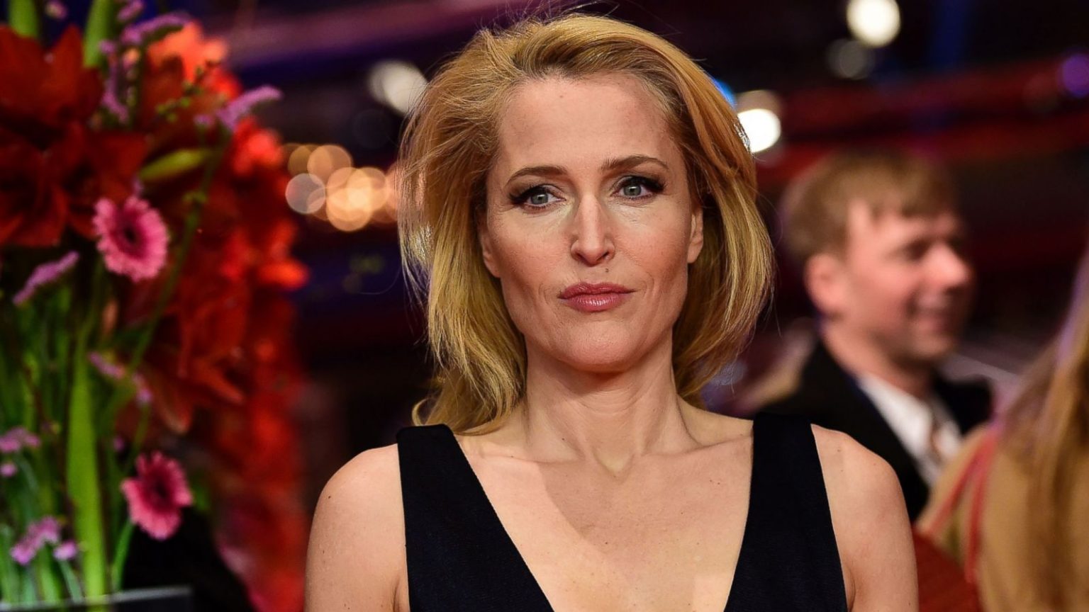 Η Gillian Anderson στόλισε το πιο kinky χριστουγεννιάτικο δέντρο με ...