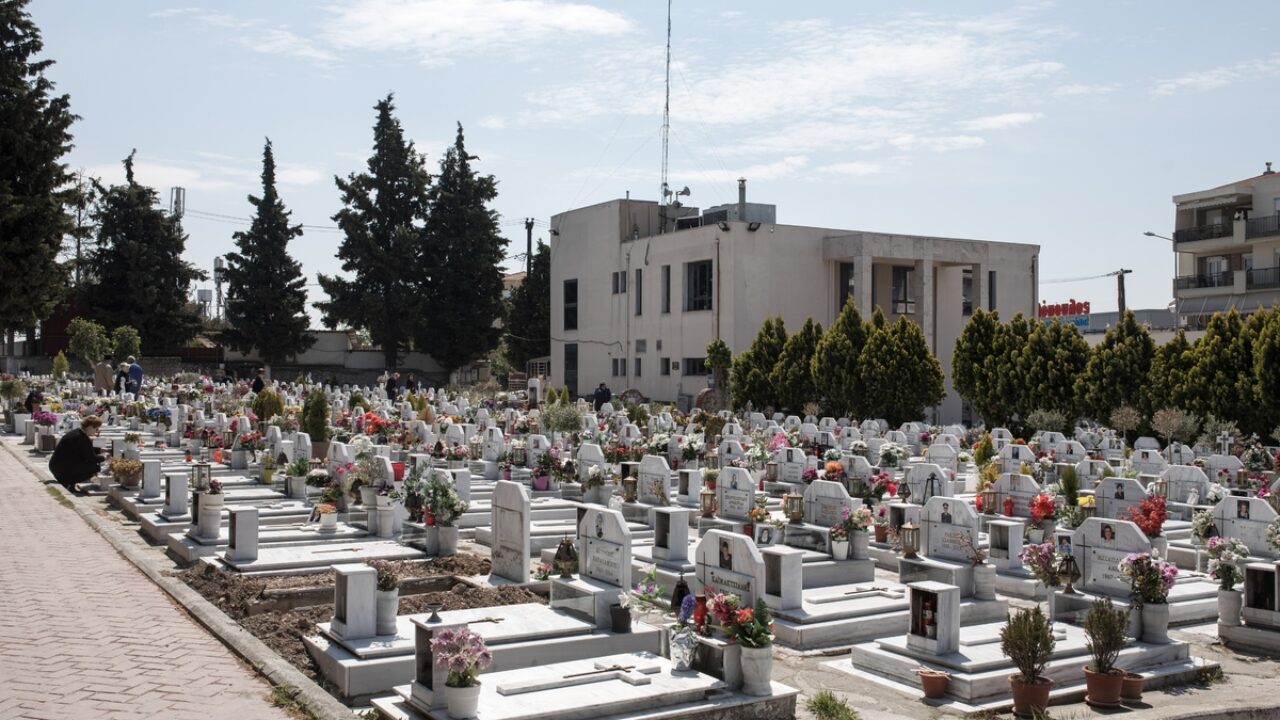 Θεσσαλονίκη: Επιτήδειοι στο κοιμητήριο Ευόσμου κλέβουν το λάδι για τα ...