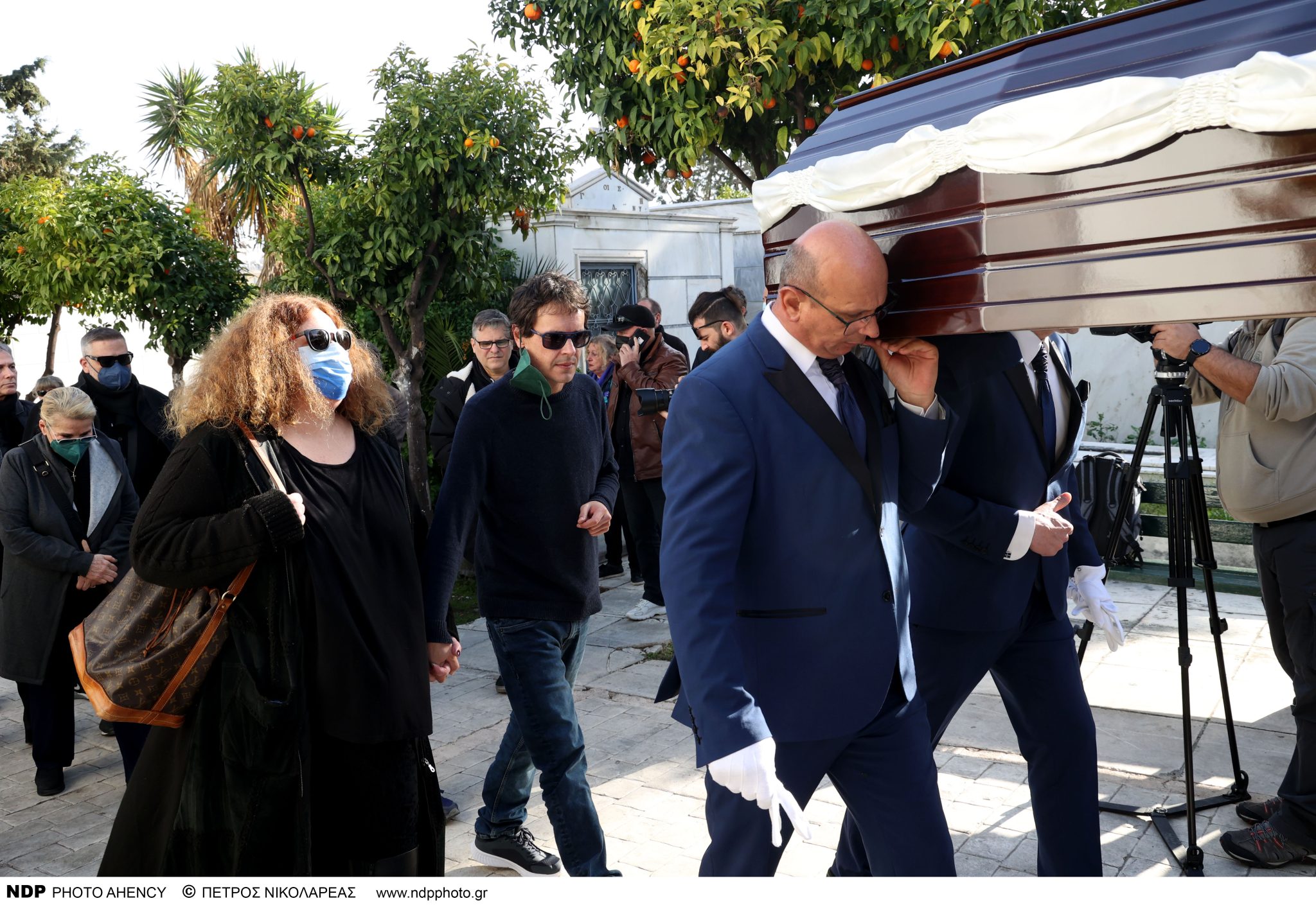 Ερρίκος Ανδρέου: Θλίψη στο τελευταίο αντίο στο νεκροταφείο Παλαιού ...