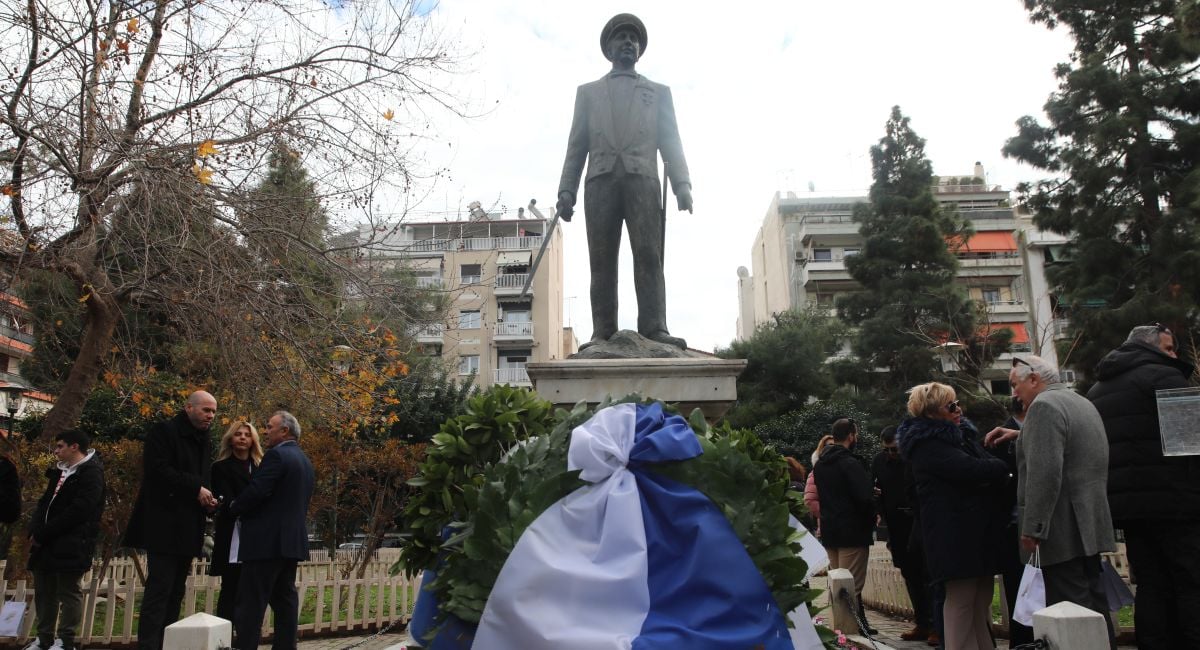 Η Ε.Ο.Ν. κατέθεσε στεφάνι στον Πειραιά για τους ήρωες των Ιμίων (φώτο ...