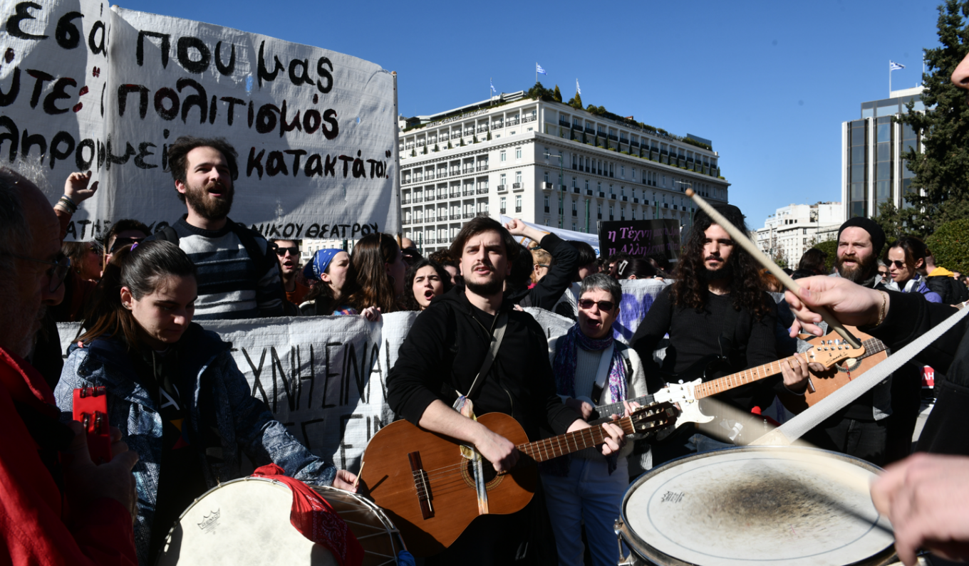 Σε εξέλιξη η συγκέντρωση καλλιτεχνών στο Σύνταγμα – Κλειστή η Αμαλίας ...