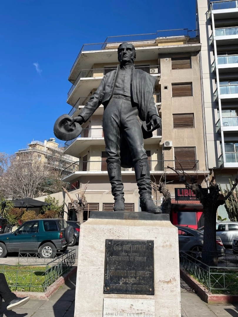 Η ιστορία της άγνωστης πλατείας Ουρουγουάης στο κέντρο της Αθήνας (φώτο ...
