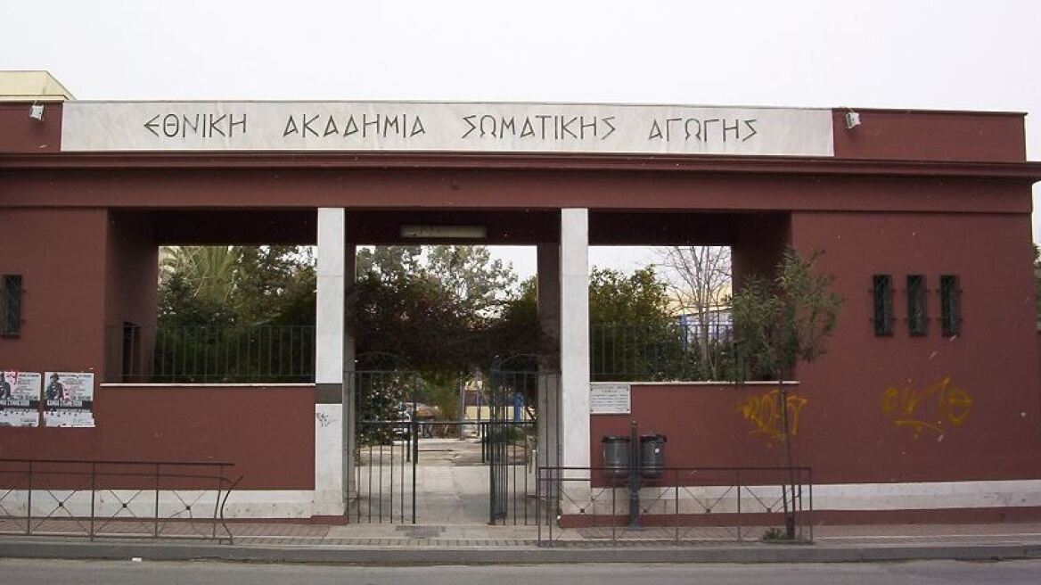 Εικόνες ντροπής στο ΕΚΠΑ: Κατέρρευσε η οροφή στον κεντρικό διάδρομο του ...