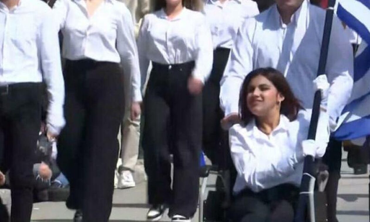 Θεσσαλονίκη: Συγκίνησε η 17χρονη Μαρία που παρέλασε σημαιοφόρος με ...