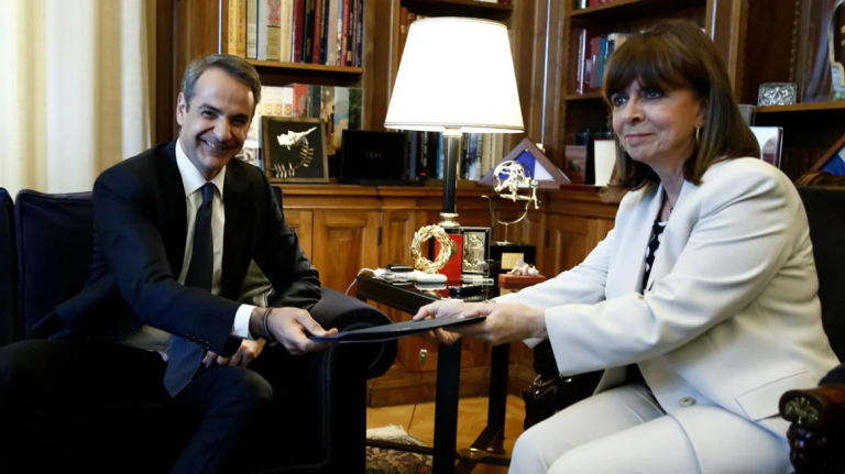 Σακελλαροπούλου και Μητσοτάκης, ΚΑΤΕΛΥΣΑΝ ΤΟ ΣΥΝΤΑΓΜΑ ΓΙΑ ΤΙΣ ΕΚΛΟΓΕΣ ...