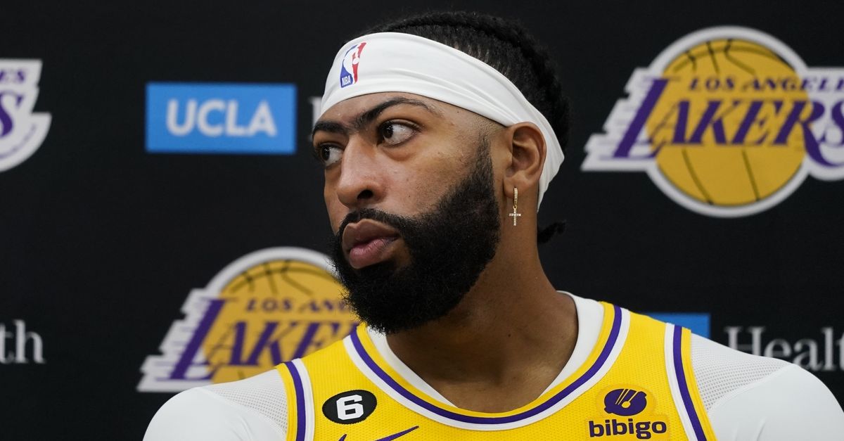 NBA: Ο Άντονι Ντέιβις «έφαγε» αγκωνιά από τον Λούνει τον Γουόριορς και ...