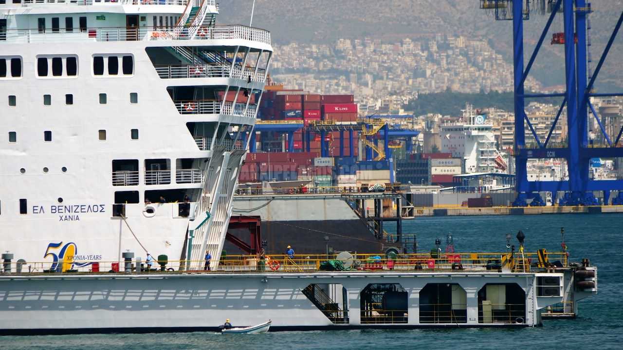 Πειραιάς: Χειροπέδες σε 30χρονο που έβριζε και ενοχλούσε επιβάτες ...