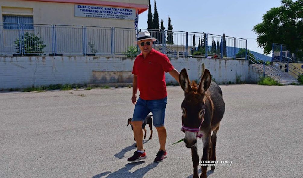 Viral έγινε ο αγρότης που πήγε να ψηφίσει με το γαϊδουράκι του στο ...