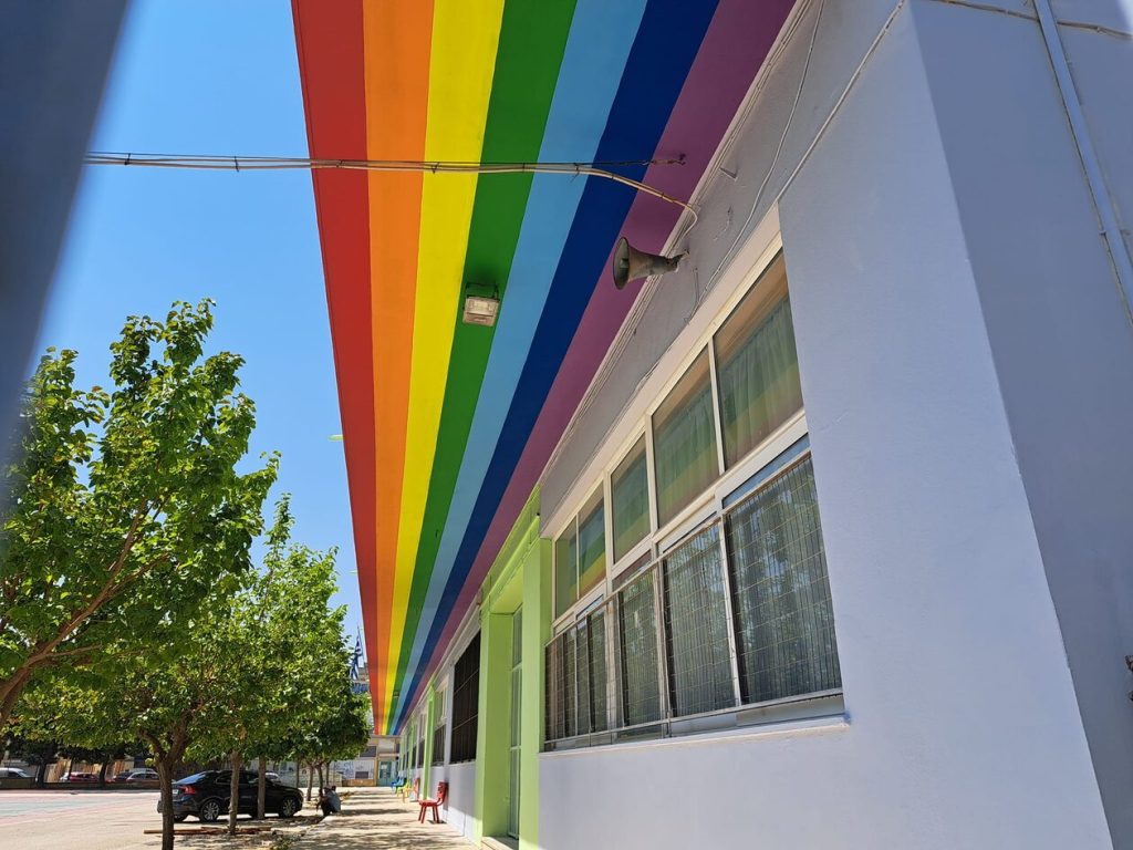 ΑΝΤΙ ΓΙΑ ΤΗΝ ΕΛΛΗΝΙΚΗ ΣΗΜΑΙΑ….ΤΟ ΣΗΜΑ ΤΩΝ GAY ΚΑΙ ΤΩΝ ΛΕΣΒΙΩΝ ...