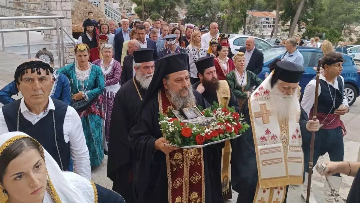 Ναύπλιο: Ο Μητροπολίτης Αργολίδος υποδέχθηκε τα Ιερά Λείψανα των Αγίων ...