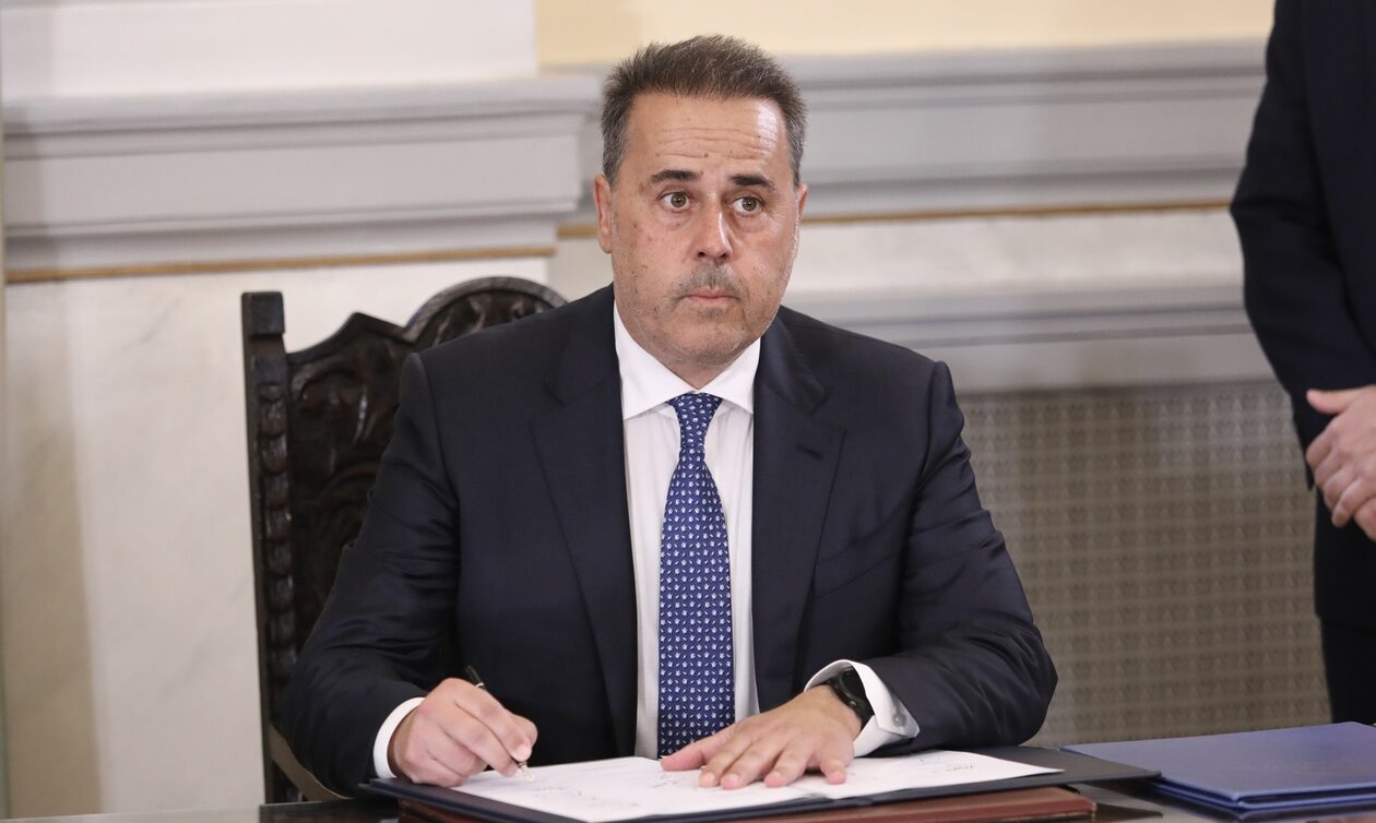 Ο υπουργός Επικρατείας Σταύρος Παπασταύρου αποχαιρετά τον ...