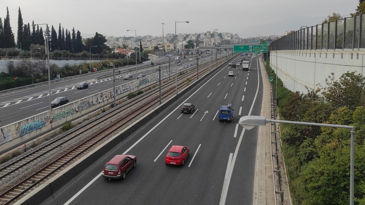 Αττική Οδός: Αυτοκίνητο τυλίχθηκε στις φλόγες στο ρεύμα προς αεροδρόμιο ...