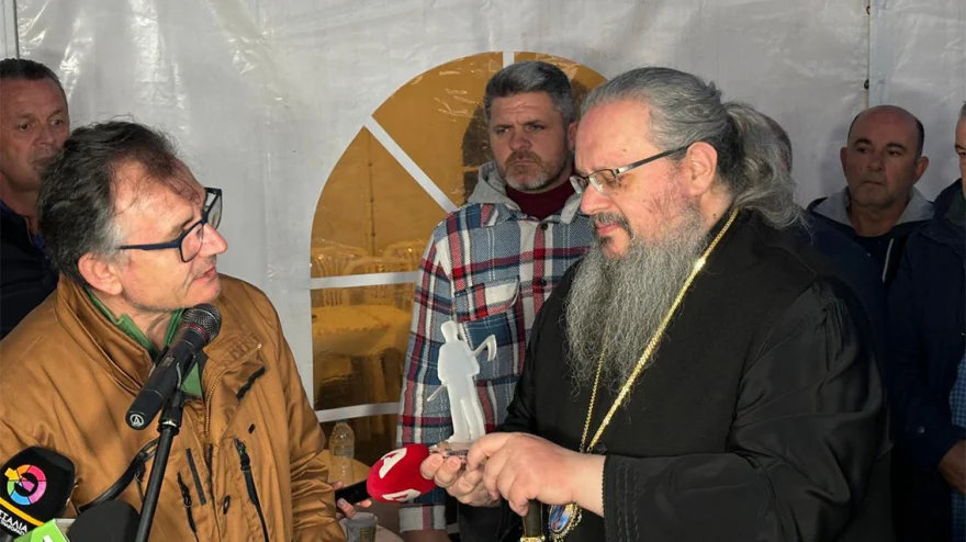 Ο Μητροπολίτης Λαρίσης πήγε στο μπλόκο των αγροτών στον Πλατύκαμπο ...