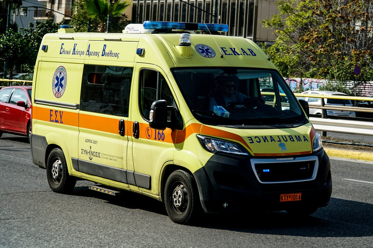 Τροχαίο ατύχημα στην Καλαμάτα: ΙΧ εξετράπη της πορείας του και ...