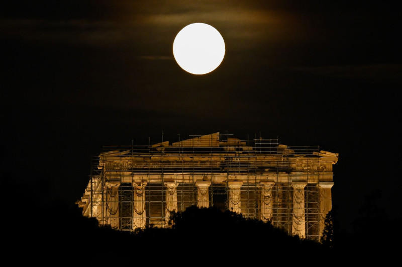 Πανσέληνος Φεβρουαρίου: Εντυπωσιακές εικόνες από το «φεγγάρι του χιονιού» πάνω από την Ακρόπολη ...