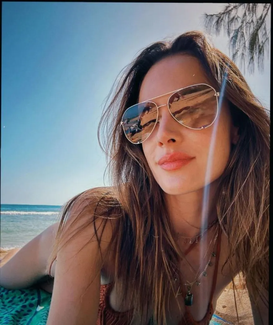 Αλεσάντρα Αμπρόσιο: «Φωτιά και λάβρα» με μαγιο στη Χαβάη (φωτο) – Pronews.gr